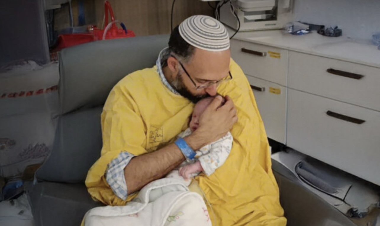 Elhunyt a terrortámadásban megölt Tzeela Gez babája